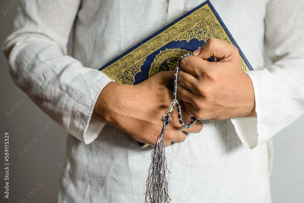 Muslim Person holding the holy quran and Making Dhikr Thasbeeh Stock ...