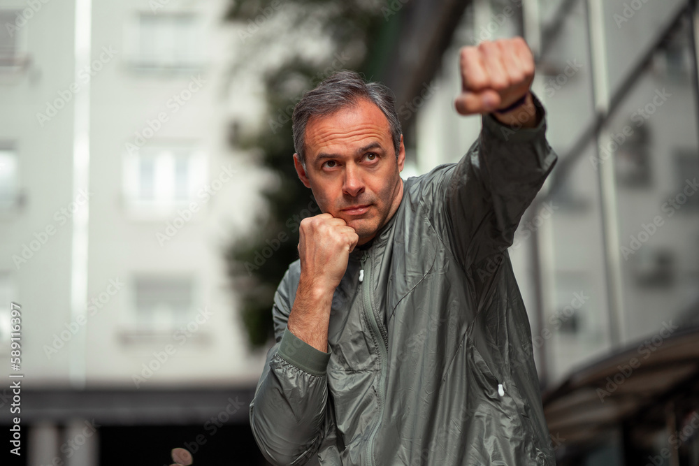 Foto de A middle-aged man is working out outdoors in the city, he is ...