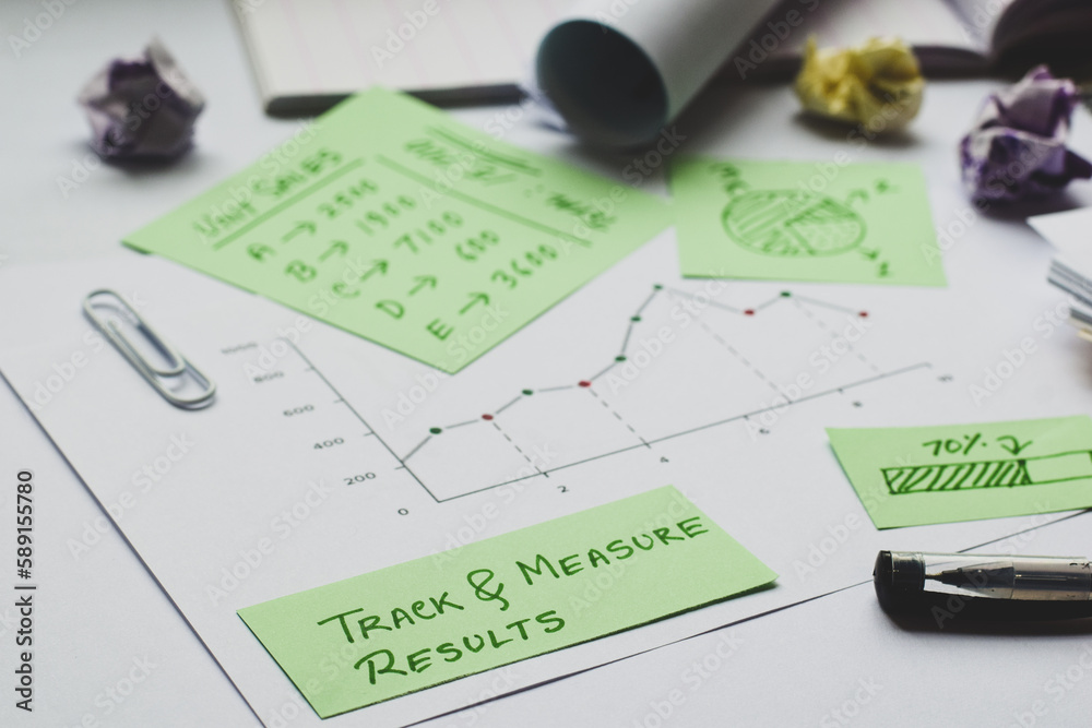 Foto Stock Track and measure results note with graph and other ...