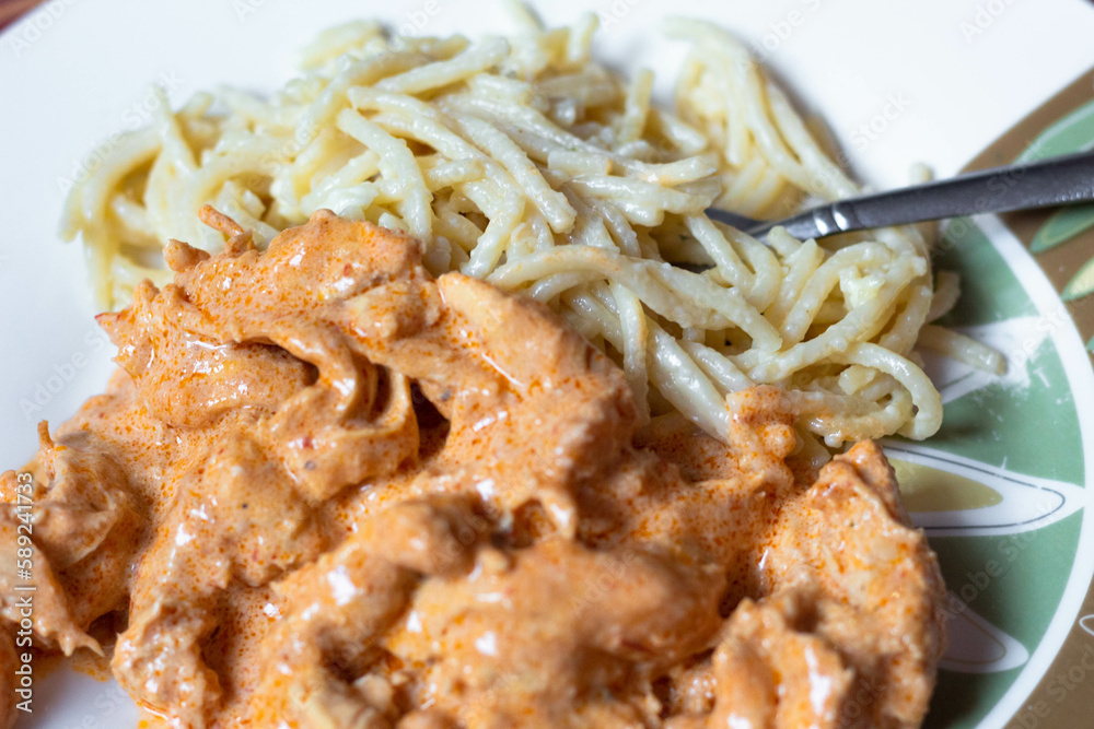 Pechuga de pollo asada y bañada en crema de chile chipotle acompañada ...