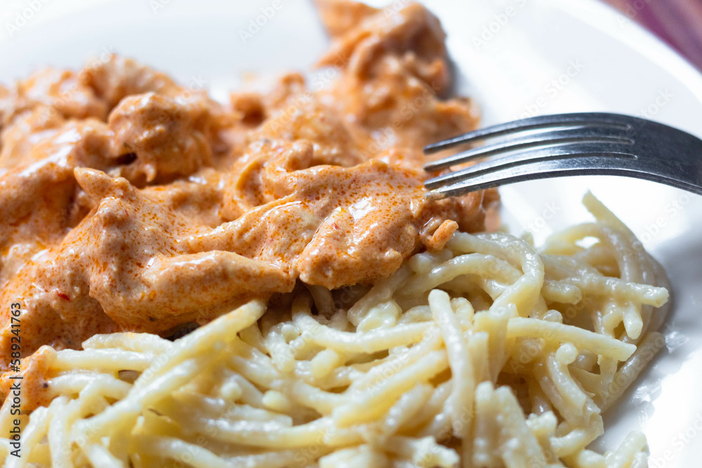 Pechuga de pollo asada y bañada en crema de chile chipotle acompañada ...