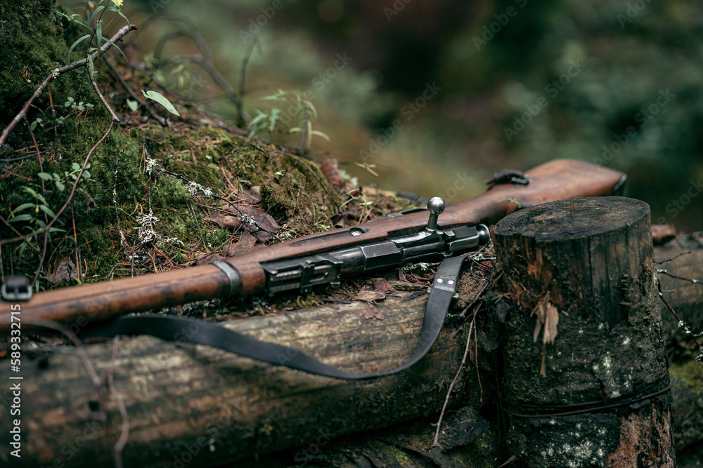 Foto Stock A wooden rifle is lying on the ground in the forest.Armament ...