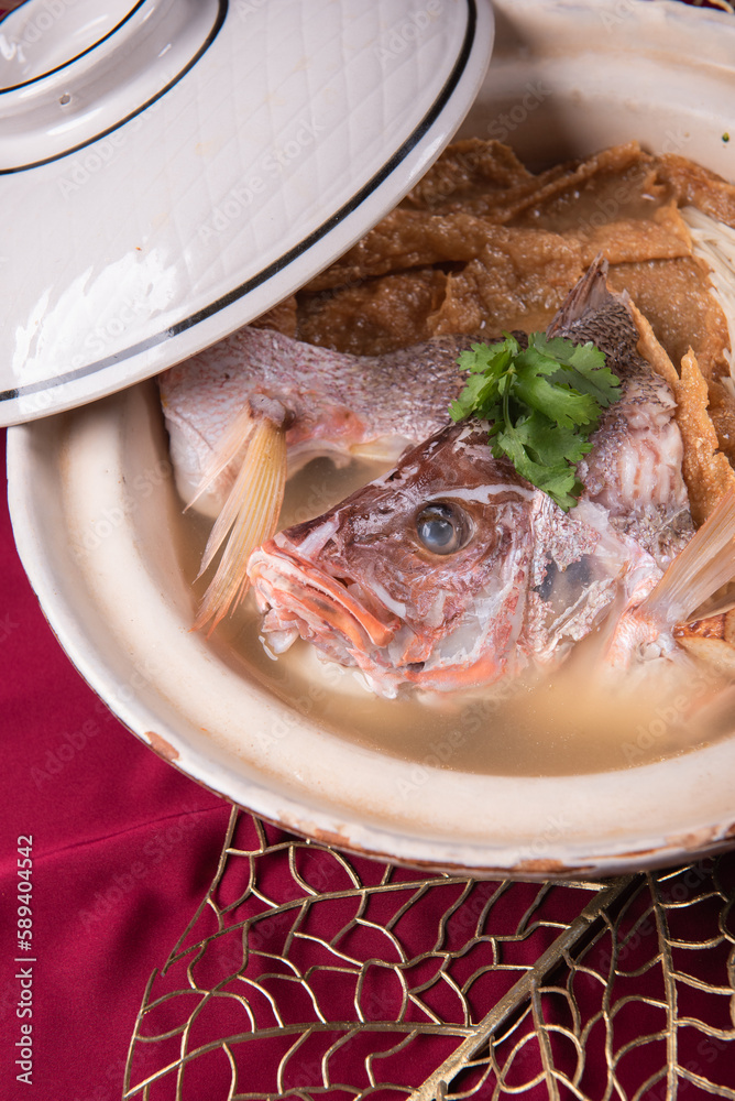 local boiled cook live fresh red grouper fish head with hot herb pepper ...
