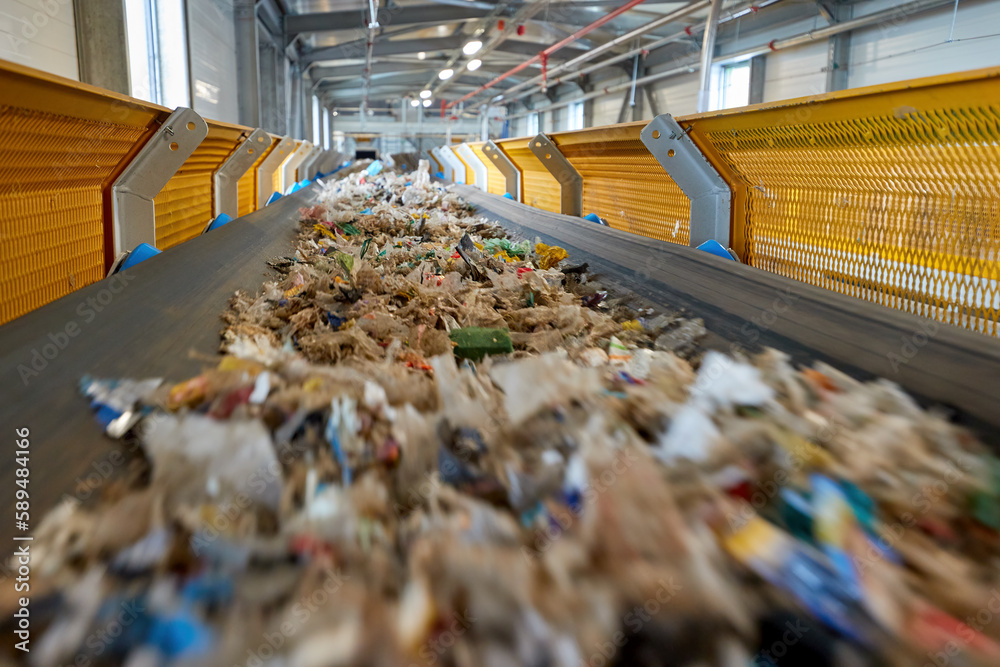 Foto de Transportation of fuel obtained from waste (RDF) on a belt to ...