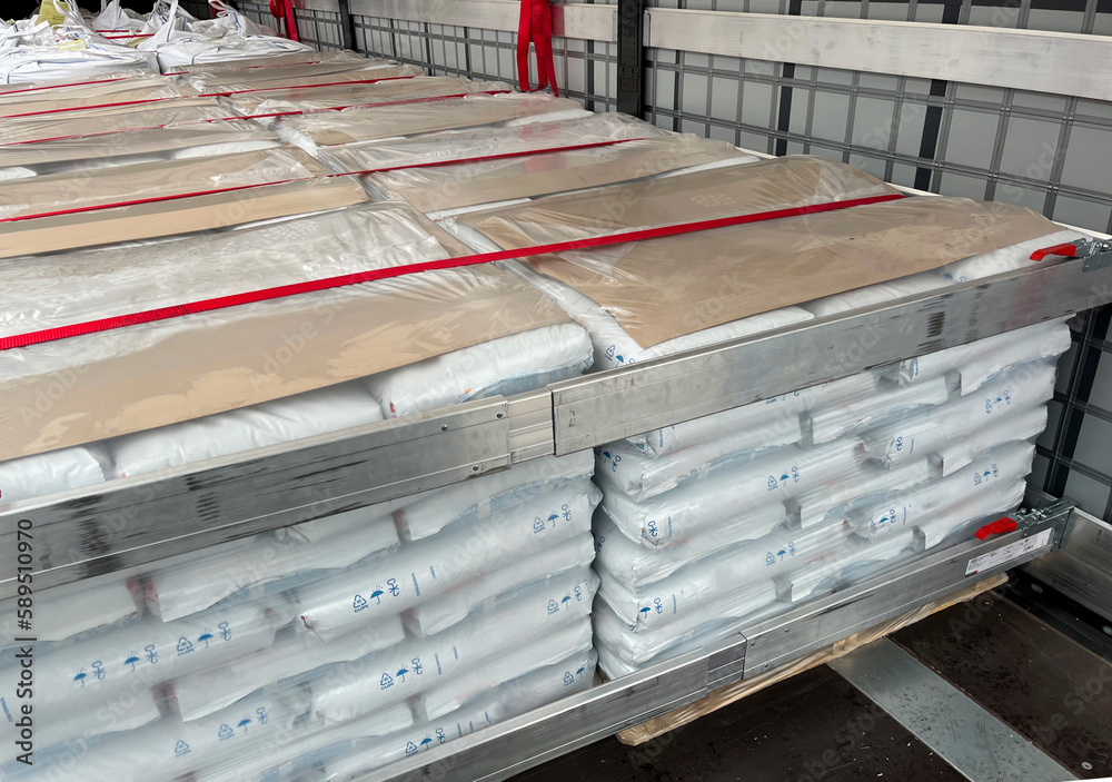 Loading, transportation and unloading of bulk materials in bags of 25 ...