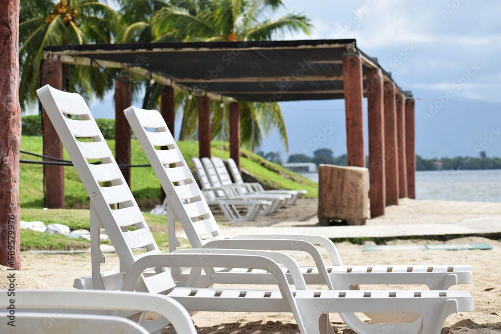 Sillas en la playa, concepto de viajes y destinos turísticos ...