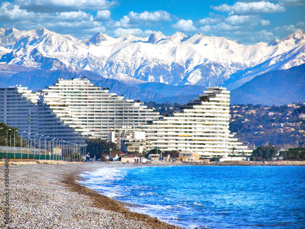 Paysage en bord de mer sur la Côte d'Azur avec les bâtiments des ...
