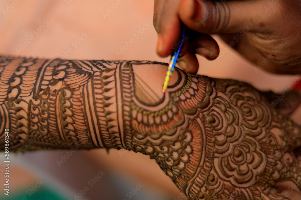 Beautiful mehndi decorated hands Mehndi applying brides and girls hands ...