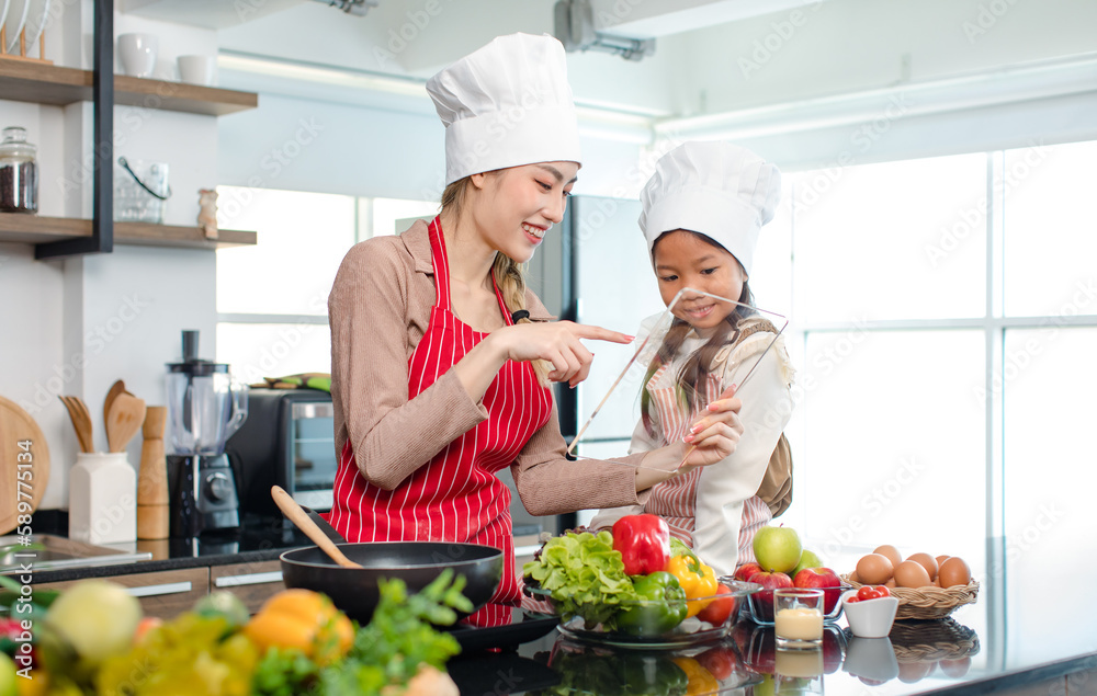 Foto de Asian young female chef housewife mother wears white tall cook ...