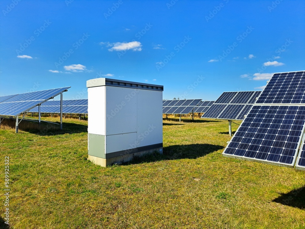 Fotka „Solarpark, Photovoltaikpark oder Freiflächenanlage mit ...
