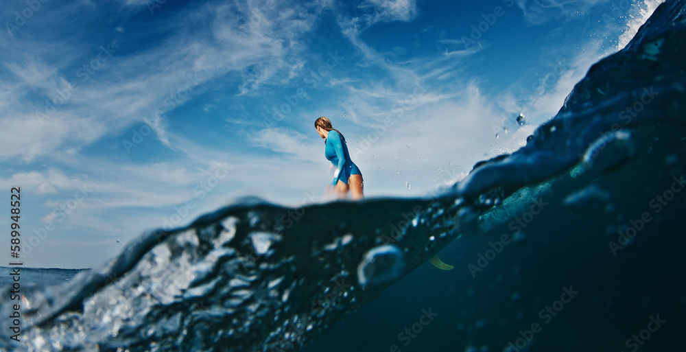 Foto de Slim woman surfer rides the wave. Woman surfs the ocean wave in ...