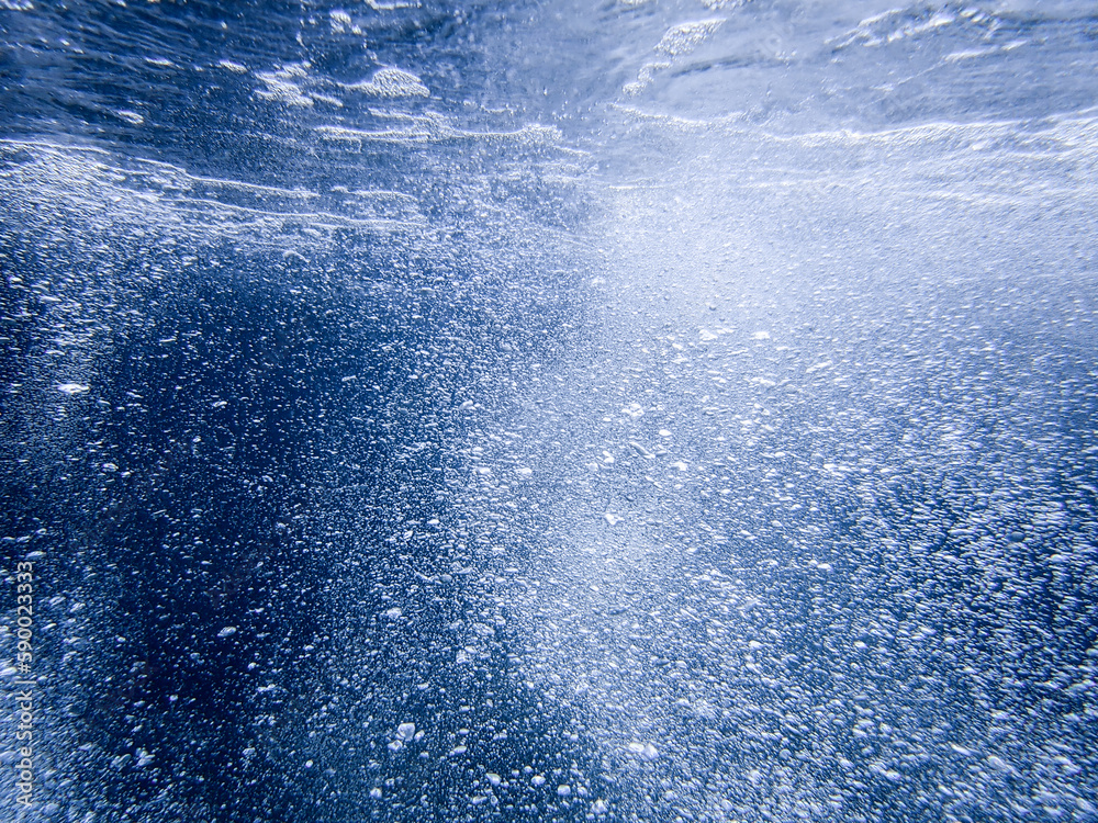 Foto de Bubbles under the sea in the crystal clear green sea water ...