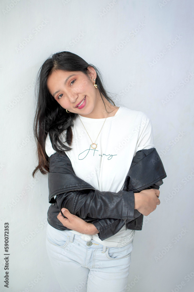 Mujer joven delgada caucasica sonriendo sobre un fondo blanco orgullo de ser mujer dia de la ...