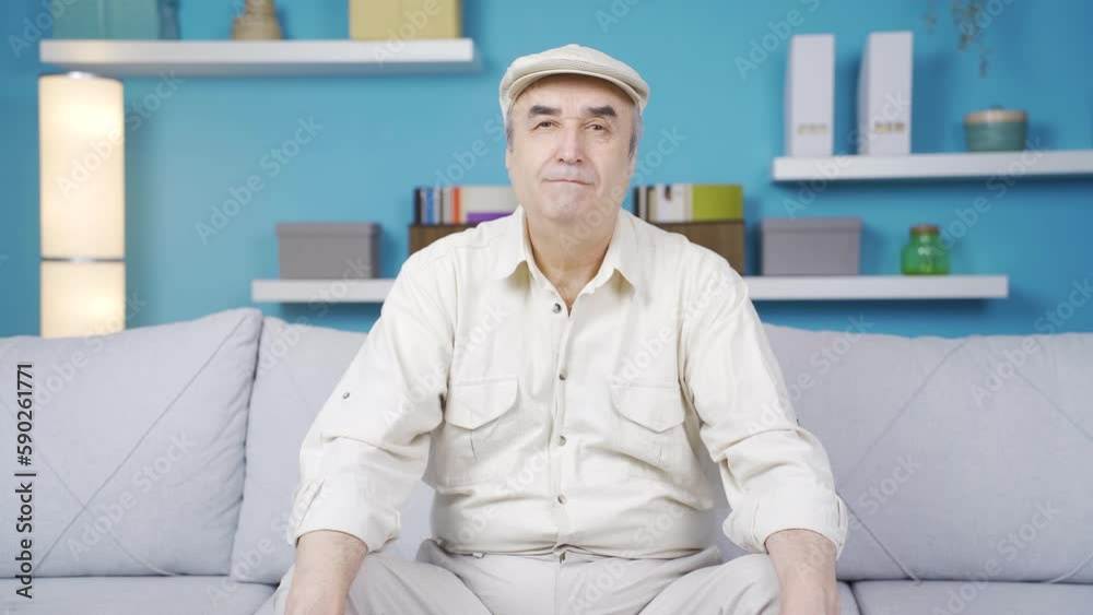 Video „Remembering the old days, the old man gets sad. The emotional ...