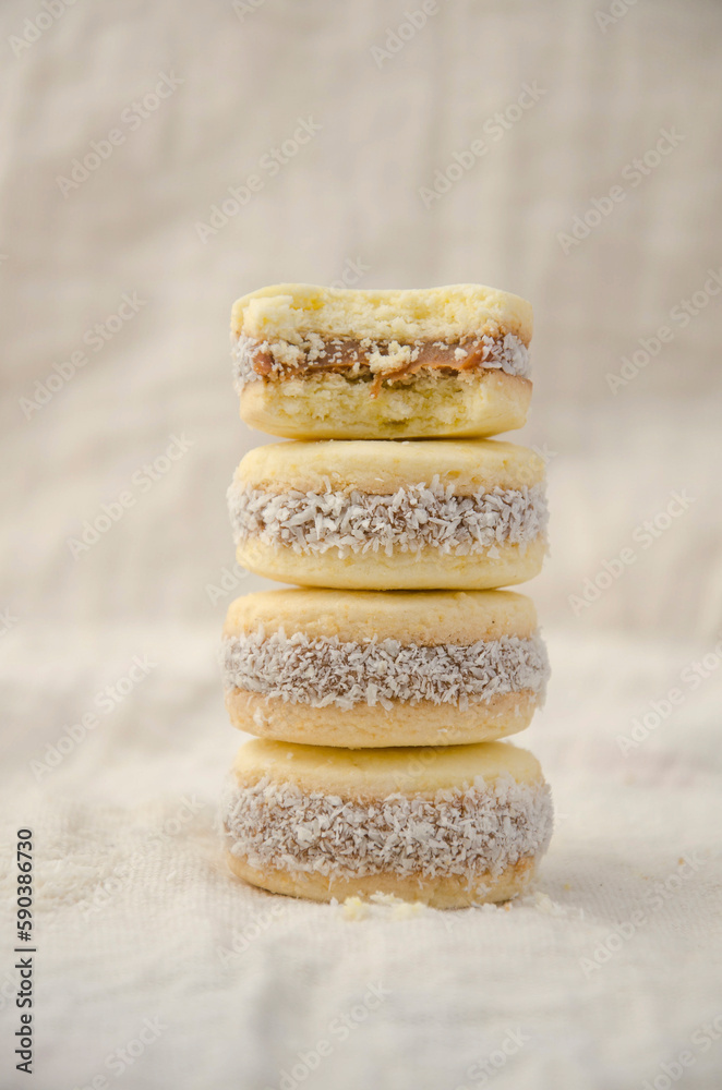 Alfajor de Maicena. Traditional argentinian cookies with dulce de leche ...