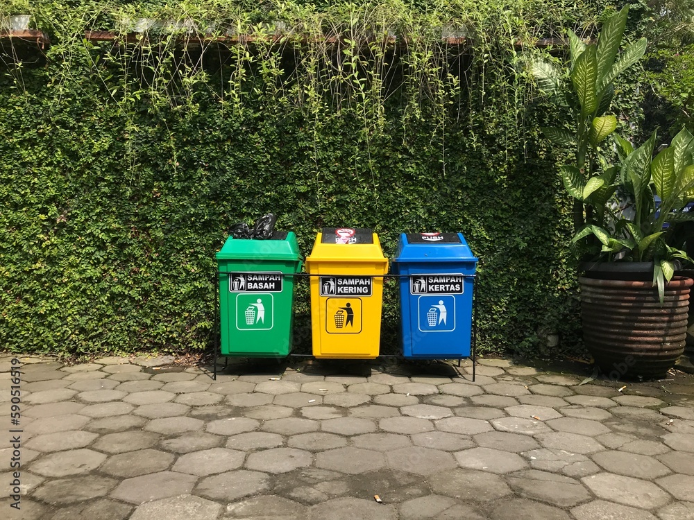 Foto De Three Types Of Trash Cans In Public Places Trash Cans With foto-de-three-types-of-trash-cans-in-public-places-trash-cans-with