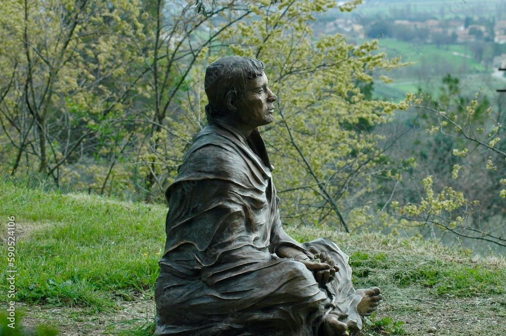 Statua di San Damiano nel giardino dell'Eremo francescano di San ...