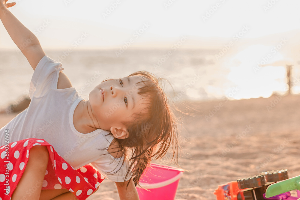 Kids playing on tropical beach. Children play at sea on summer family ...