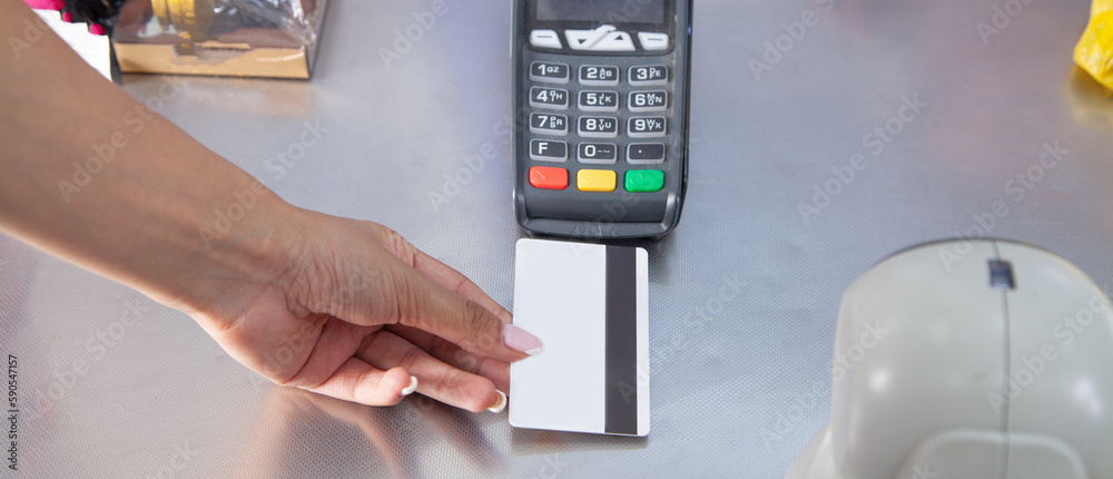 Customer making payment using credit card in a supermarket. Stock Photo ...