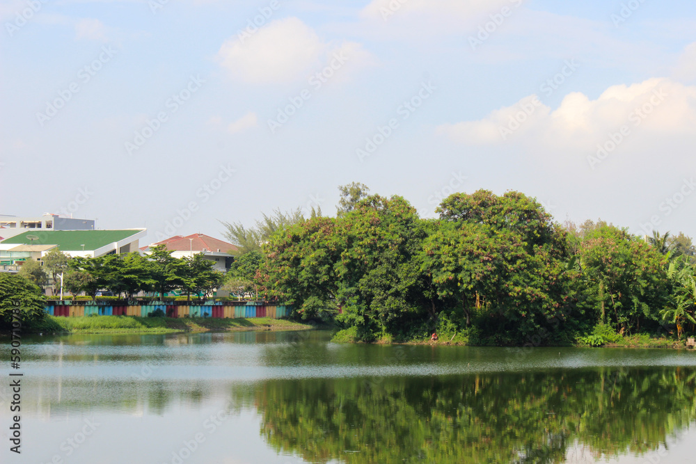 Foto de small island in the middle of sunter lake or danau sunter with ...