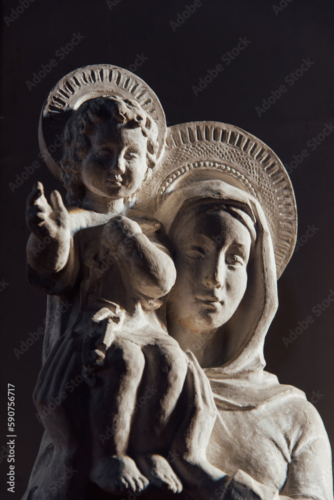 Une statue de la Vierge Marie portant Jésus enfant. Sculpture ...