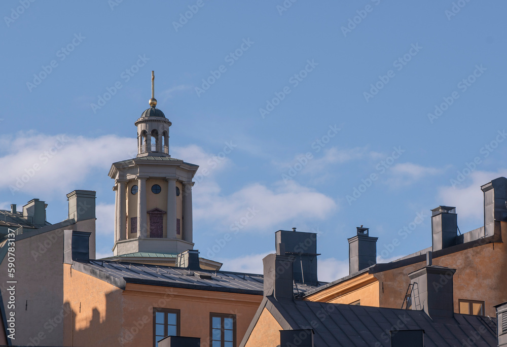 Foto de Tower of the church Maria kyrka and roofs with chimneys on tin ...