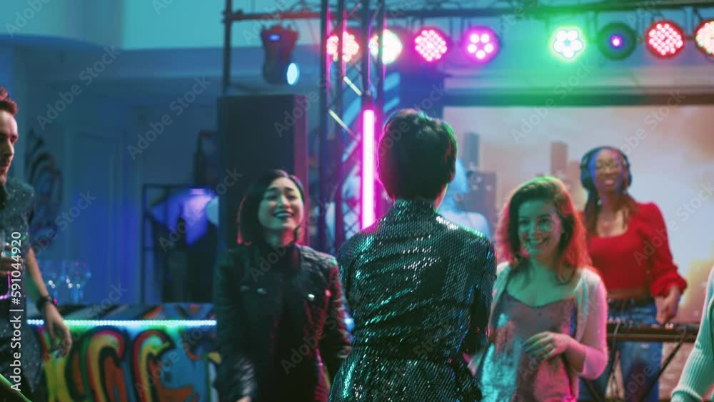 Vidéo Stock Funky people dancing at discotheque with live disco music ...