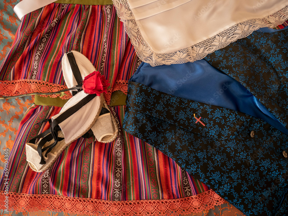 Ropa tradicional de la huerta de Murcia en colores vivos foto de Stock ...