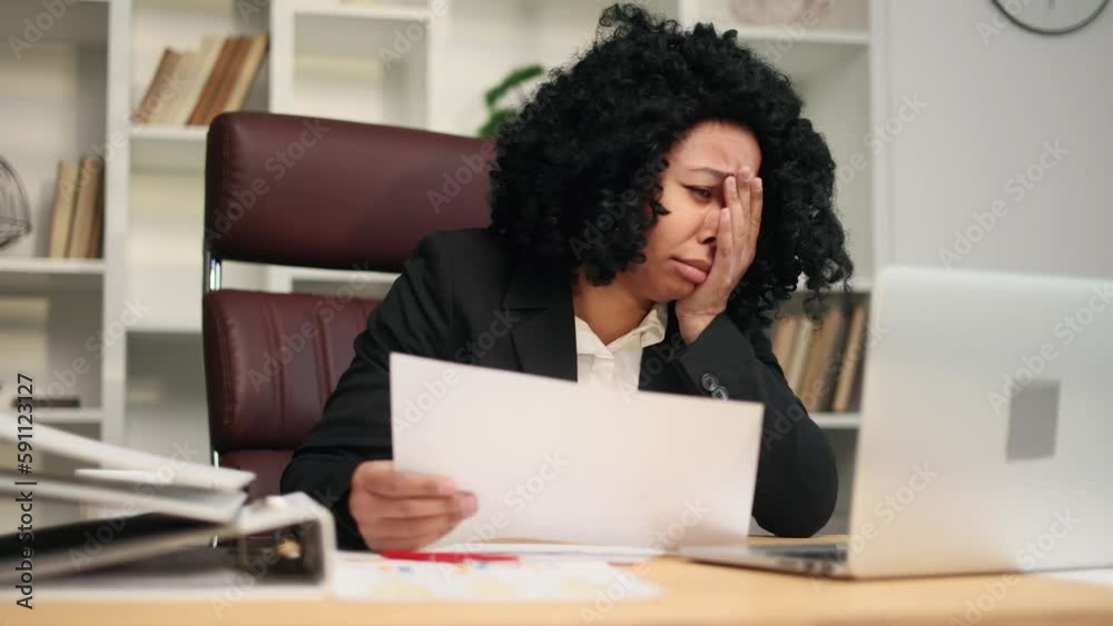 Stockvideo Worried nervous young businesswoman office worker crying ...