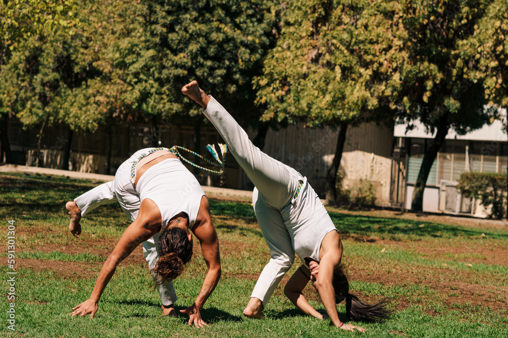 mujeres practicando patadas, ejercicios y capoeira en la ciudad con ...