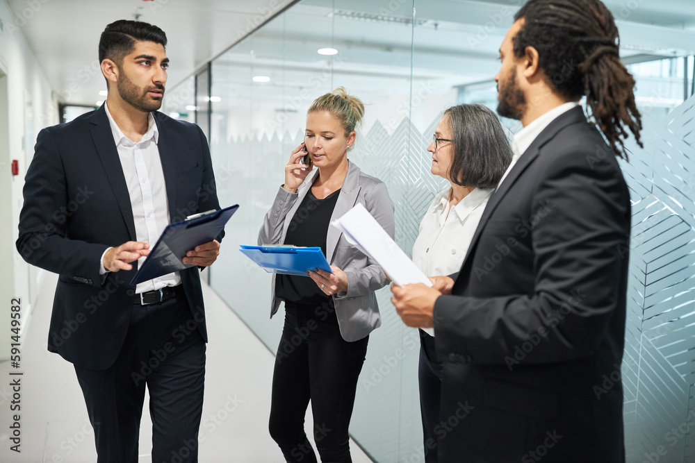 Business Leute reden miteinander auf dem Flur im Büro Stock Photo ...