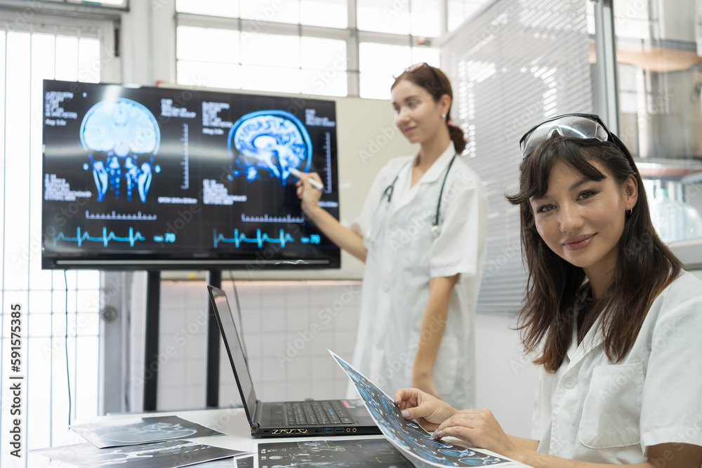 Foto de Team of female medical scientists presenting in brain research ...