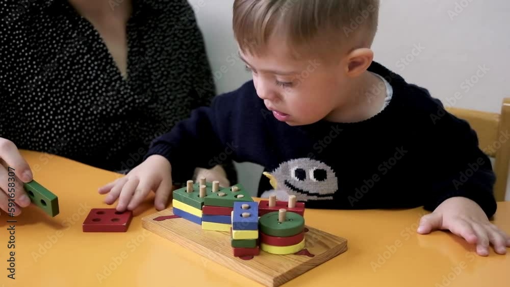 Vidéo Stock Family engaging in a creative and stimulating activity with ...