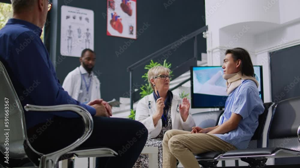 Vidéo Stock Senior medic checking patient with neck injury, specialist ...