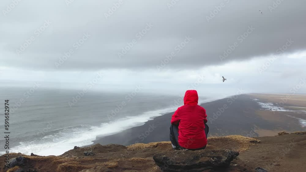 Vidéo Stock Man sit on rock thoughtful look at atlantic ocean waves ...