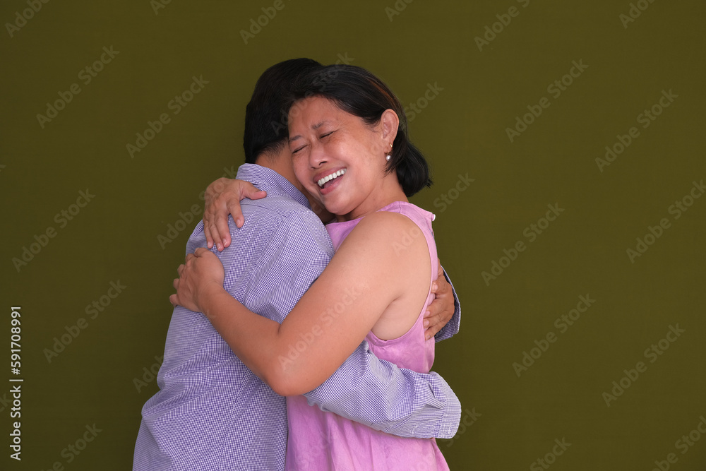 Side view: A woman and a man hug each other. Stock Photo | Adobe Stock