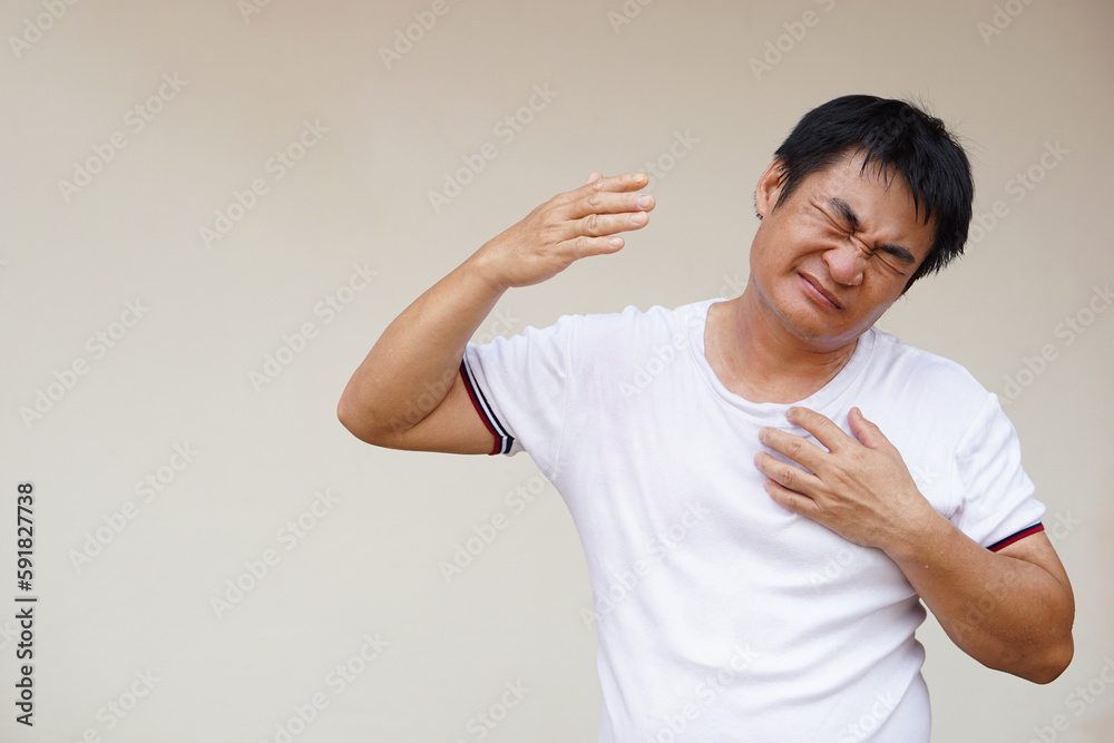 Foto de Asian man feels hot, uncomfortable, unhappy with hot weather ...