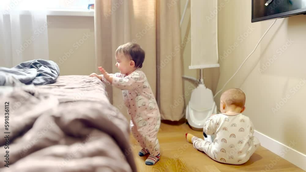 Vidéo Stock team of little explorers: baby a twins play are exploring ...