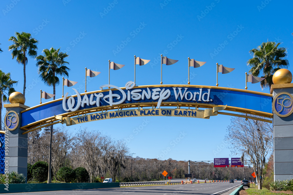 Foto de February 9, 2022: A Walt Disney World arch gate on the street ...