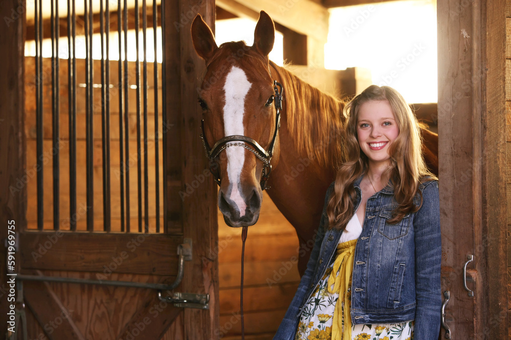 Foto de Portrait Of A Girl Standing In A Stable With Her Horse; Oregon ...