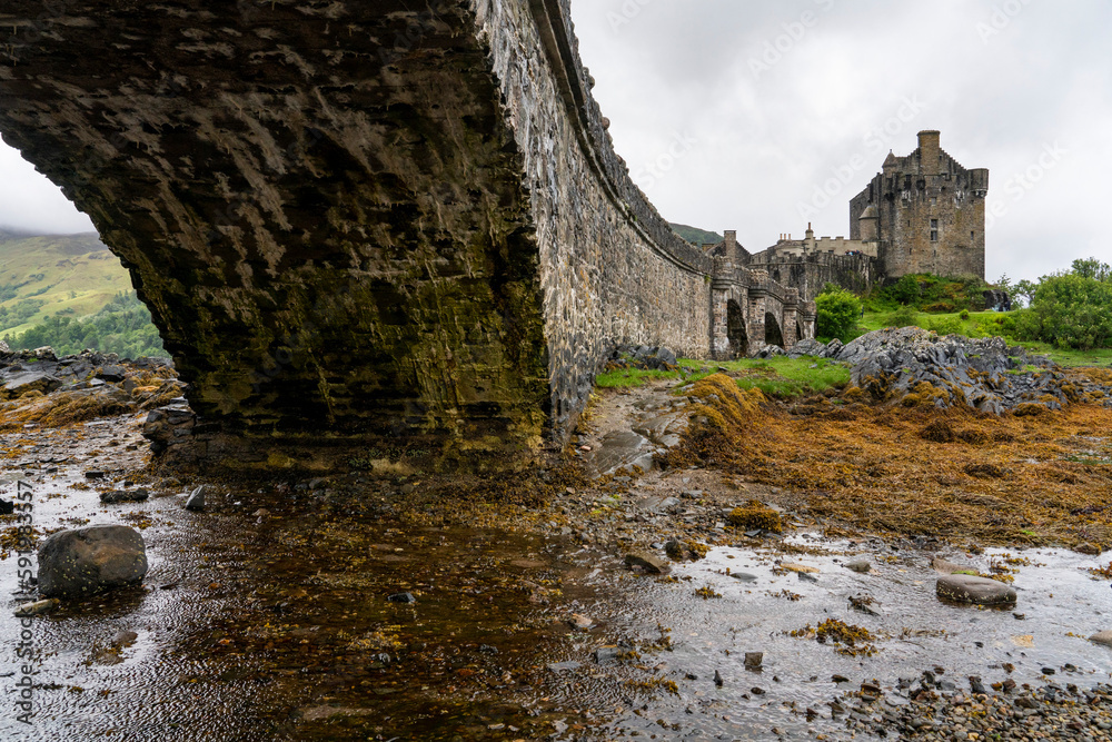 Foto de A view of Eilean Donan Castle and its causeway bridge in Kyle ...