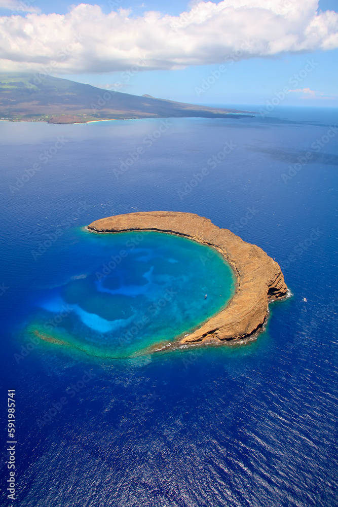 Foto de Aerial View of Molokini Crater off the coast of south Maui ...