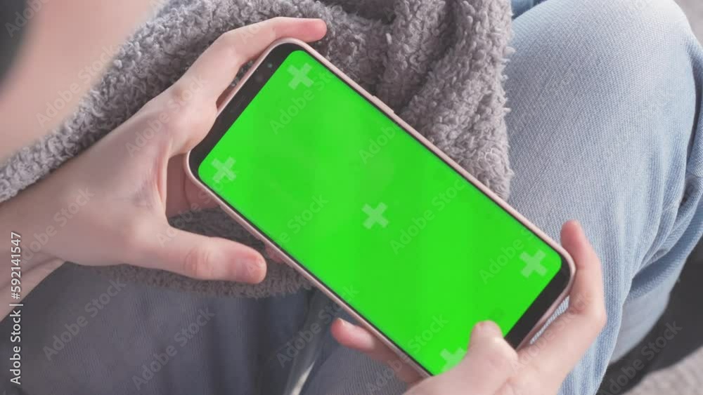 Vidéo Stock Teenager girl playing game on phone with green screen ...