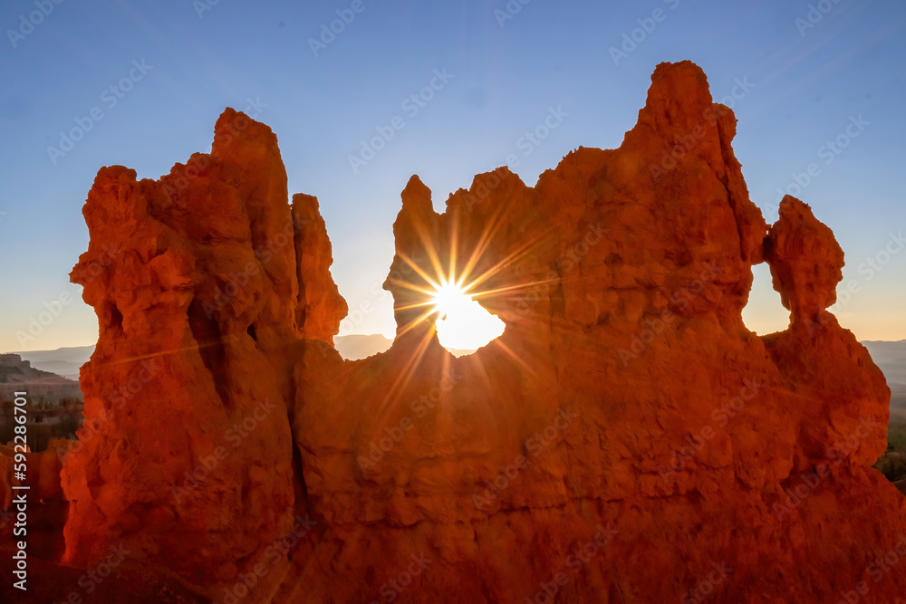 Scenic sunrise view on rock formation on Navajo Rim trail in Bryce ...