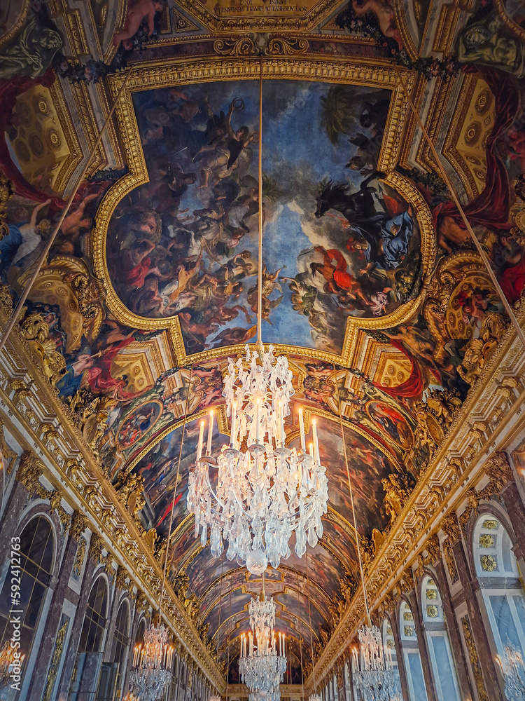 Hall of Mirrors (Galerie des glaces) in the palace of Versailles ...