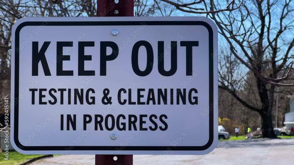 Vidéo Stock warning sign posted to inform public to Keep Out while the ...