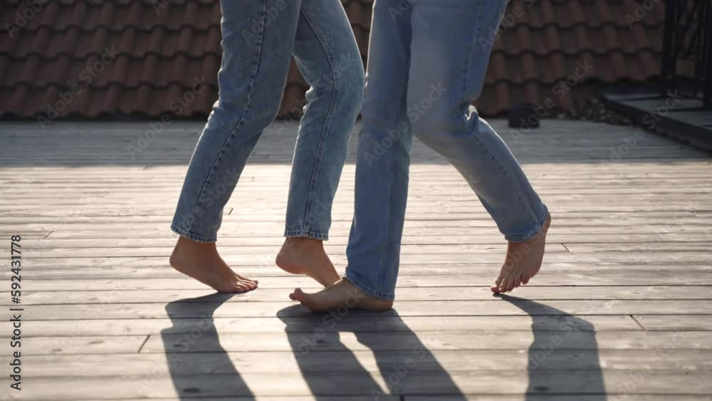 Vidéo Stock Feet of woman and man in jeans barefoot playfully and ...