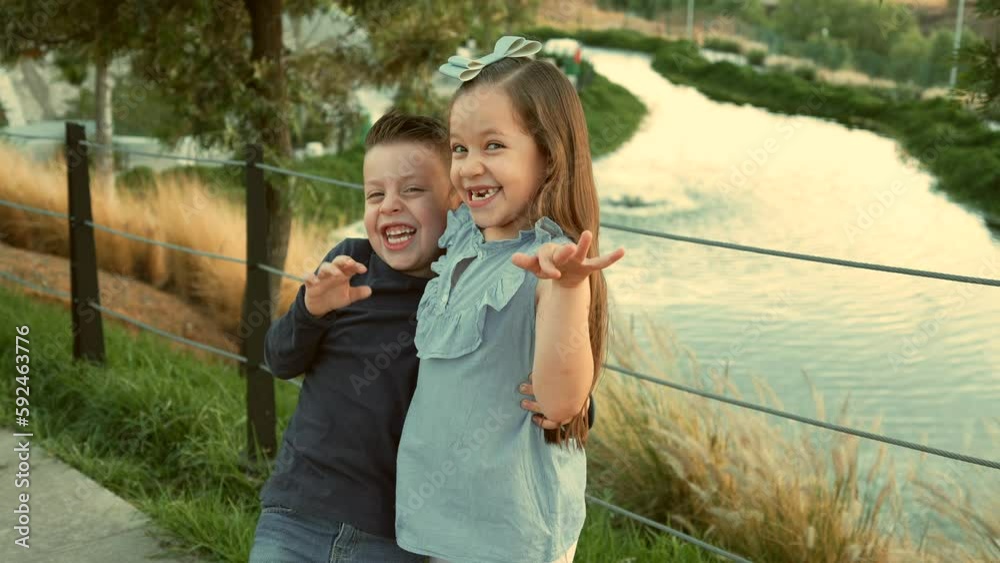 Video „niños hermanos amigos primos felices disfrutando de su amistad ...