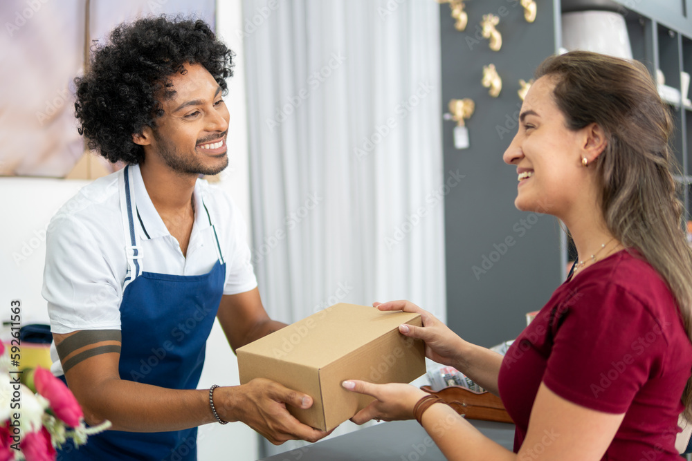 Foto de Store attendant delivers product to customer in a neighborhood ...