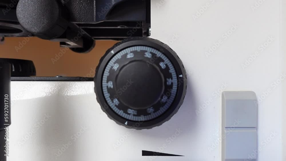 Stockvideo The regulator of magnification and movement of the moving ...